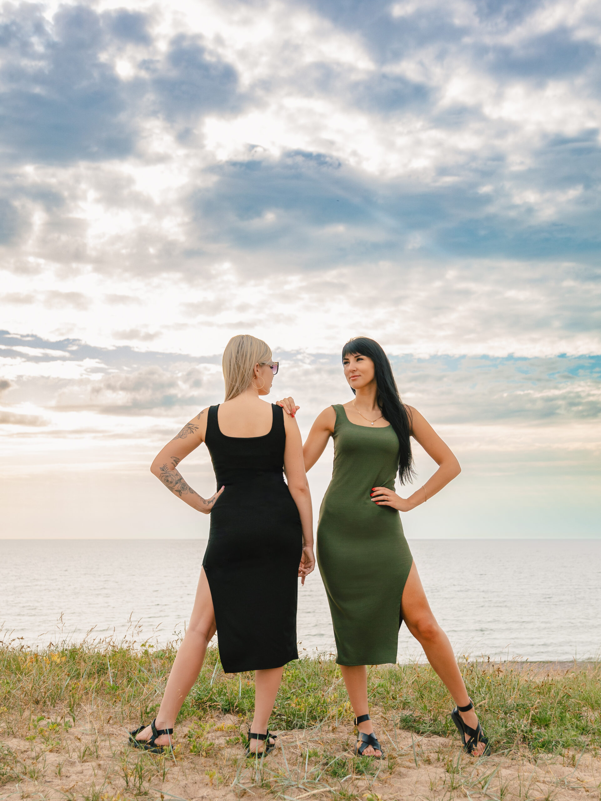 Pieguļoša kleita ar šķēlumu - Glamour Style